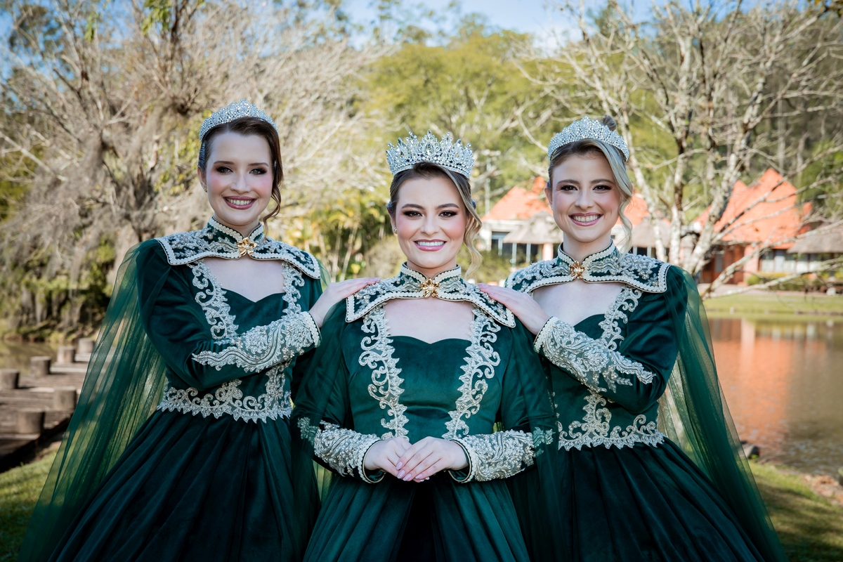 Traje oficial das soberanas da 36ª Oktoberfest de Igrejinha celebra ...